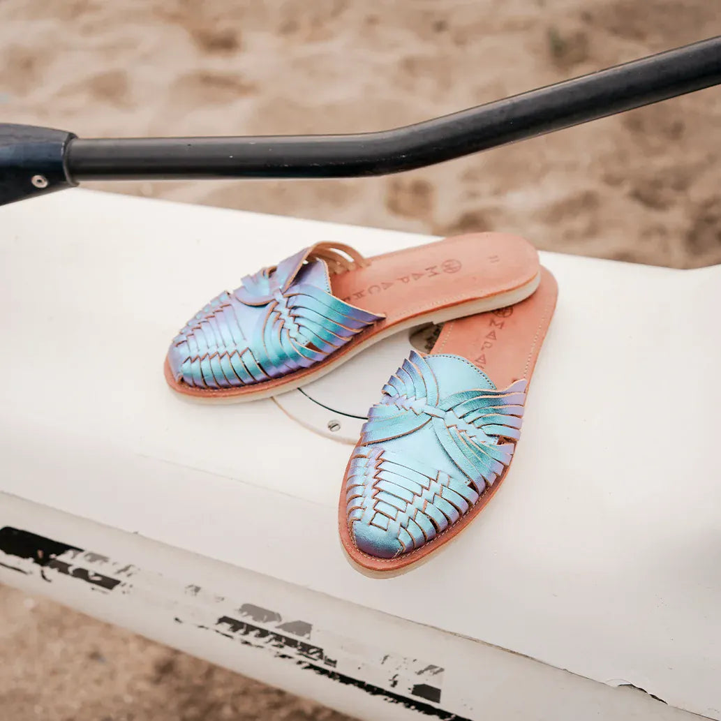 Mule élégante en cuir bleu irisé – Sonora Blue Mermaid | Mapache